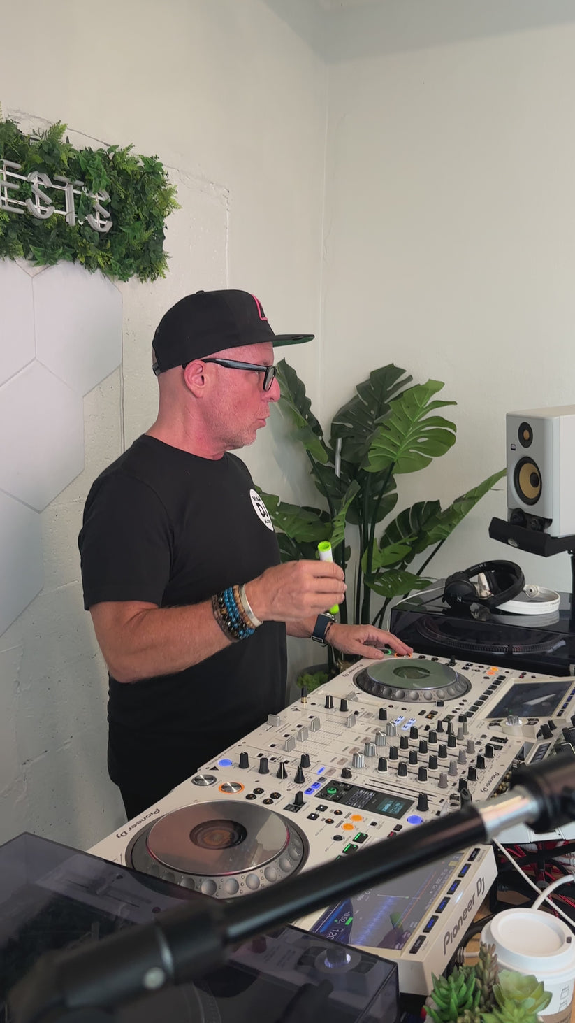 Intro Dj Lesson In Miami – Miami DJ Academy